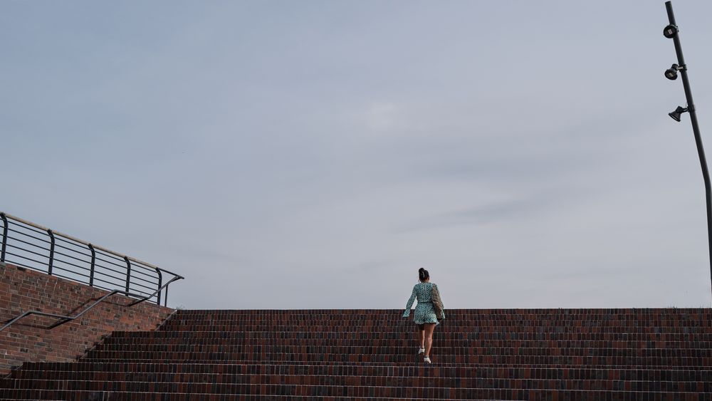Allein auf der Treppe Foto & Bild | streetfotografie mit menschen, hamburg, treppe Bilder auf ...