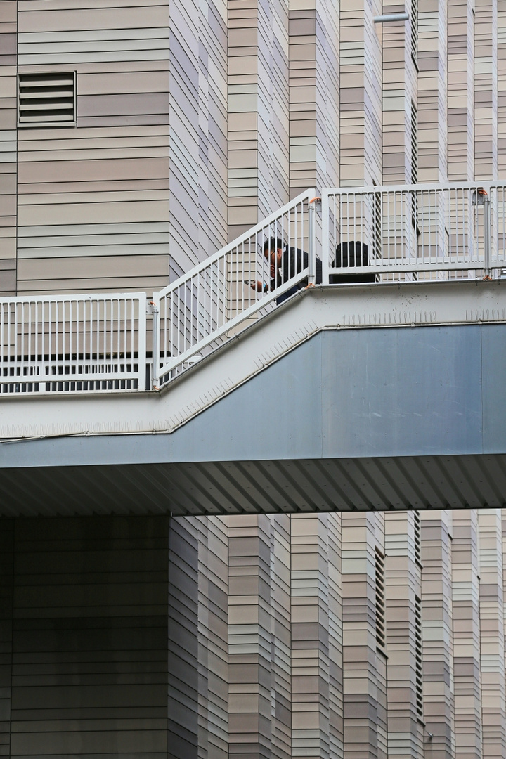 Allein Foto & Bild | architektur, erwachsene menschen, streetfotografie mit menschen Bilder auf ...