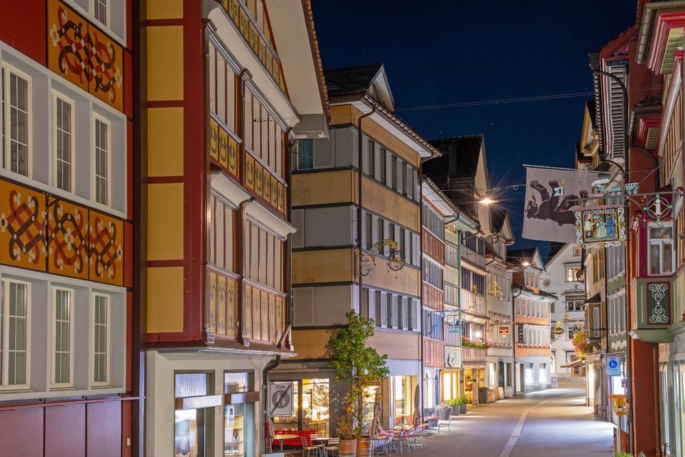 Alleine im Dorf unterwegs Foto & Bild | architektur, europe, schweiz ...