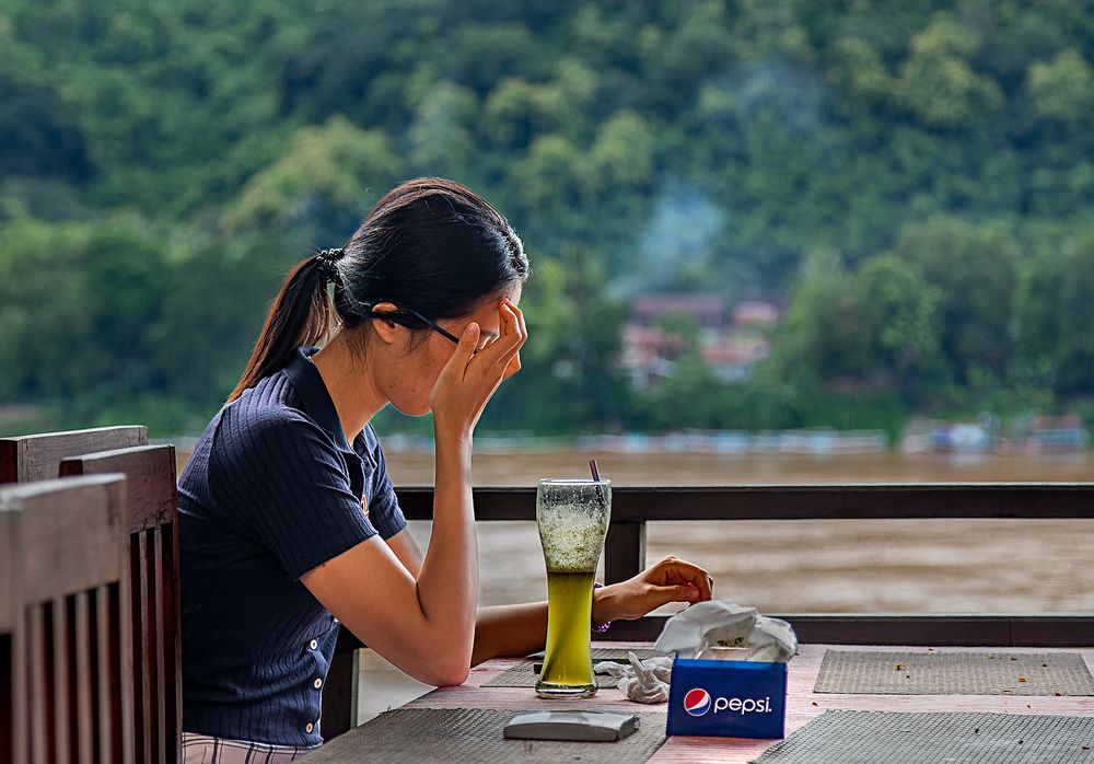 Alleine im Restaurant Foto & Bild | people, world, woman Bilder auf ...