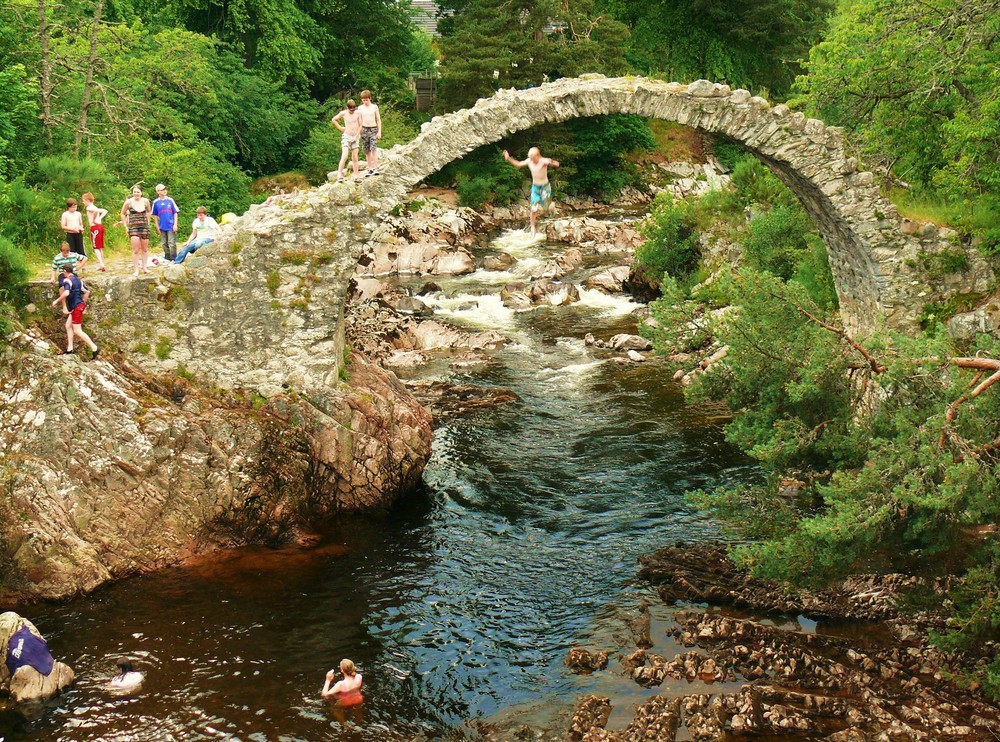 Alte Brücke in Carrbridge Foto & Bild | europe, united kingdom ...