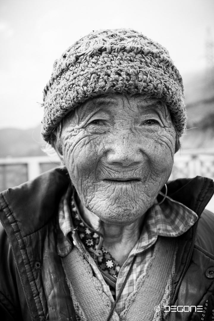 Alte Dame in den Bergen Foto & Bild | erwachsene menschen, menschen im ...