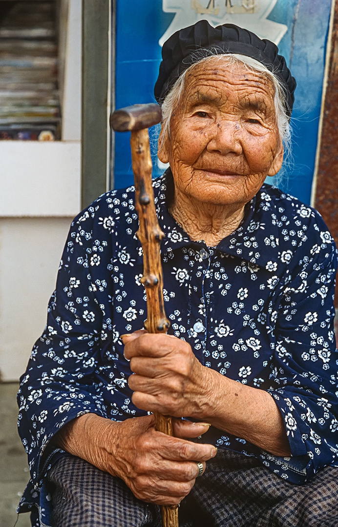 Alte Dame mit Stock Foto & Bild | china, world, alt Bilder auf ...