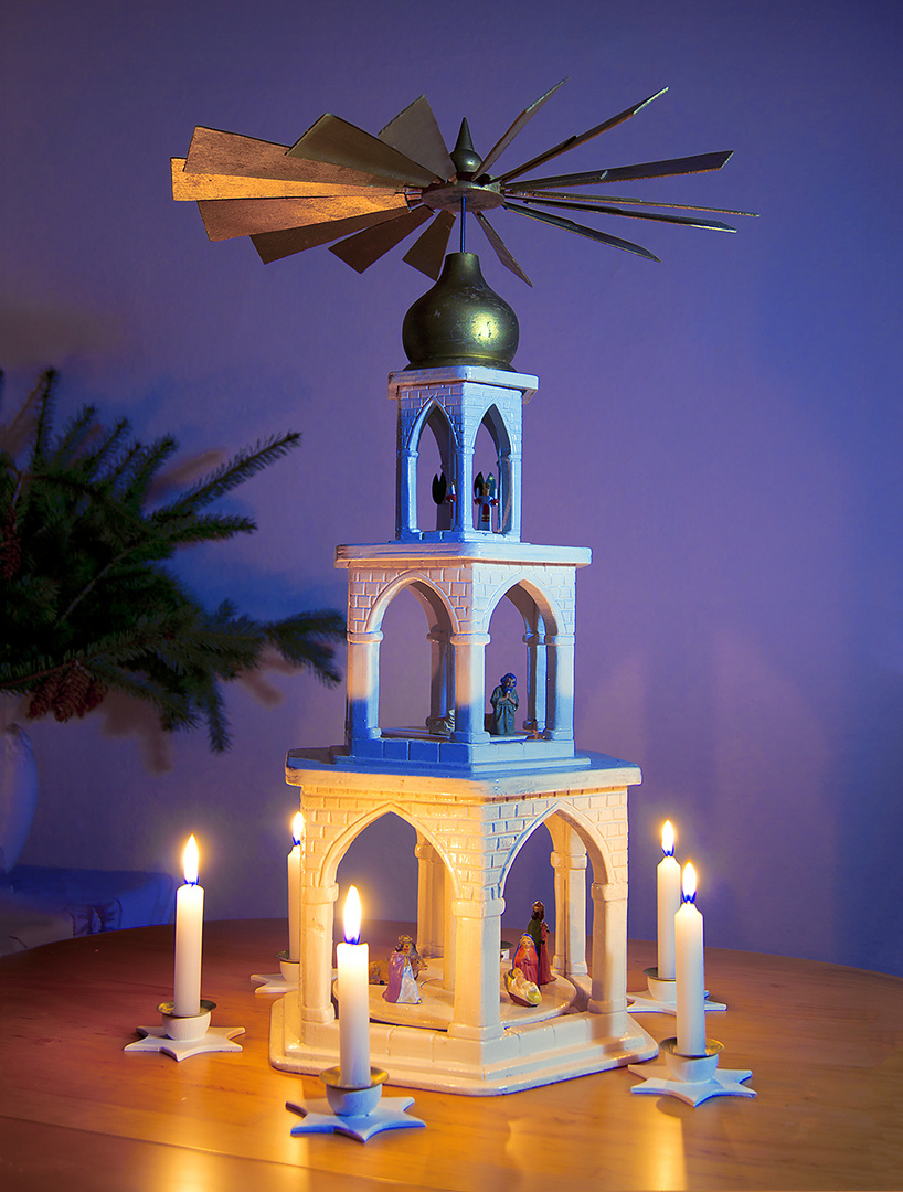 Alte erzgebirgische Weihnachtspyramide Foto & Bild | deutschland ...