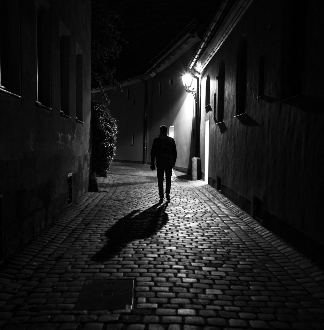 Alte Gasse Foto & Bild | streetfotografie mit menschen, monochrom, bearbeitungs - techniken ...
