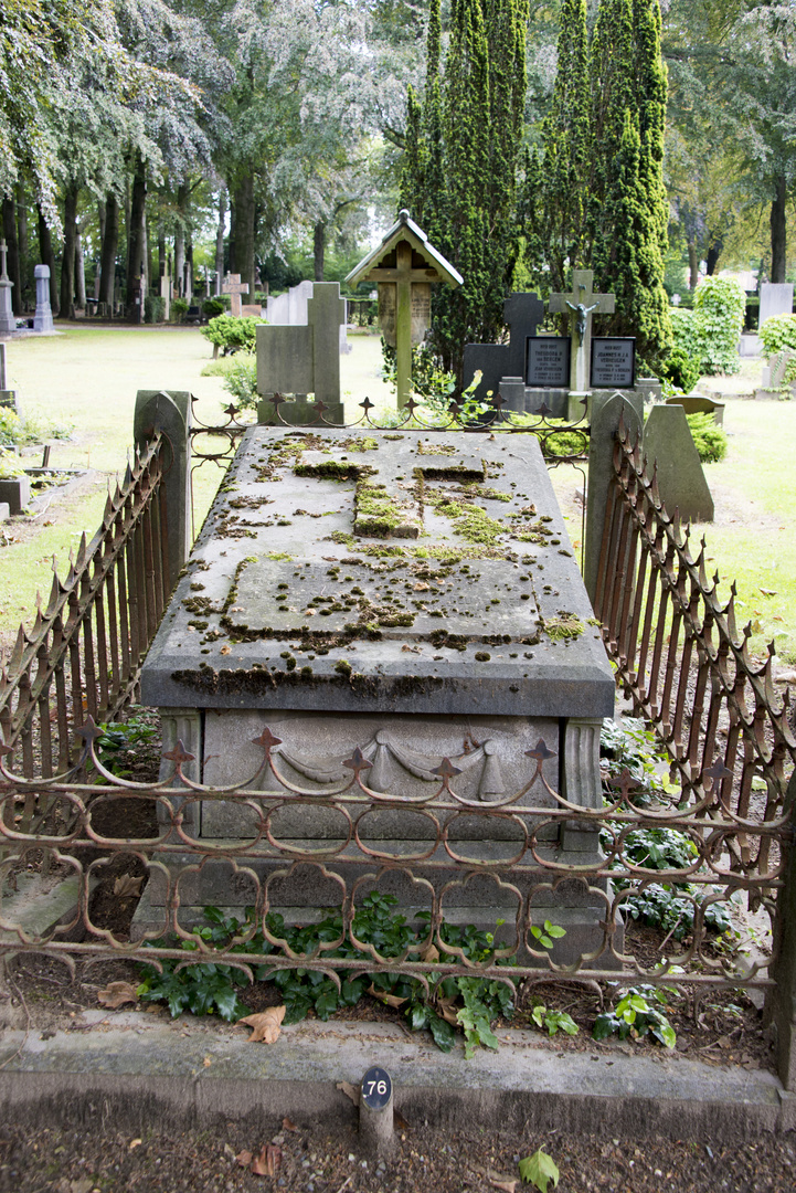 alte Gruft Foto & Bild | architektur, friedhöfe, grabsteine Bilder auf ...