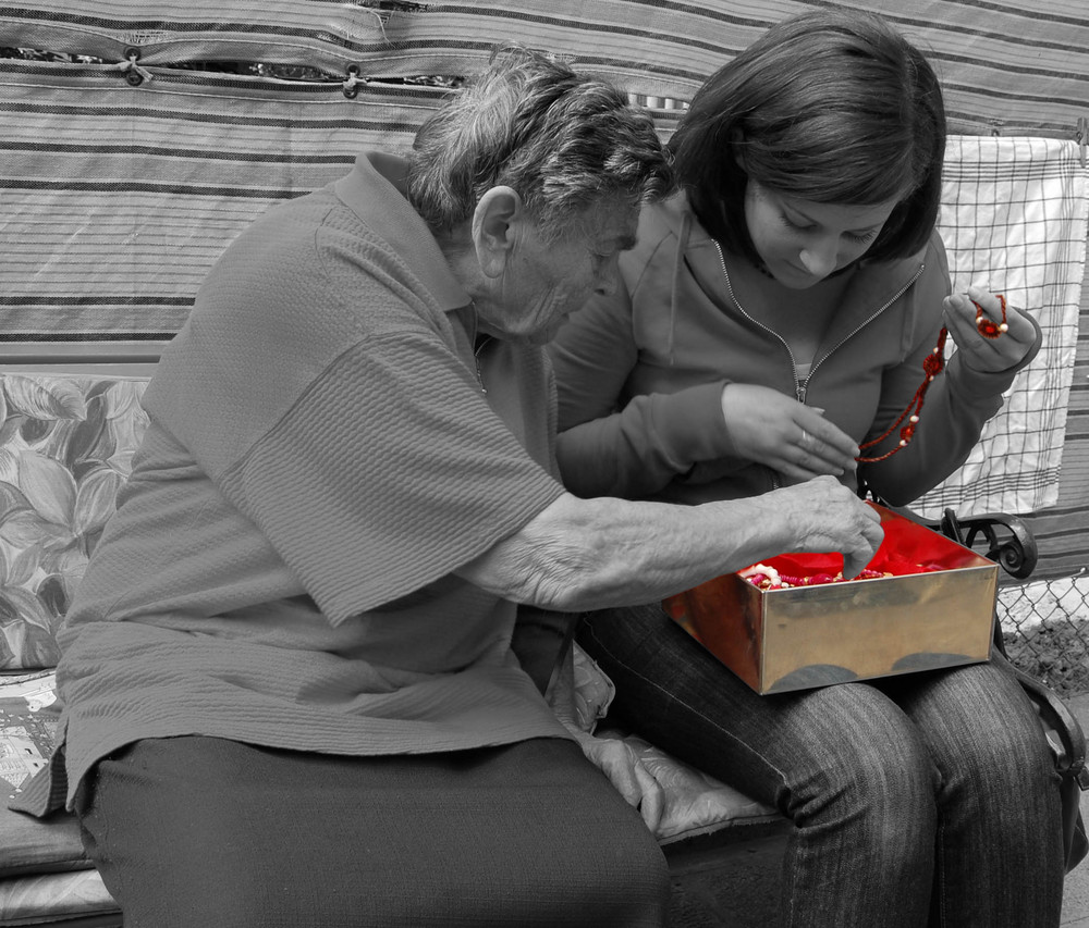 Alte Schätze Foto & Bild | erwachsene menschen, mehrere menschen, generationen Bilder auf ...