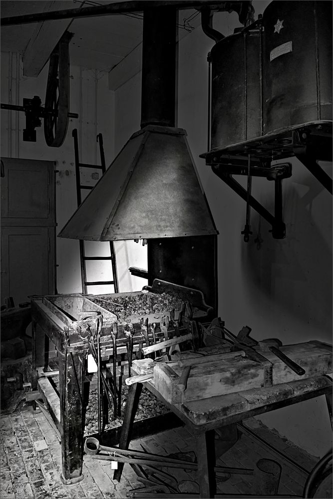 # alte Schmiede # Foto & Bild | indoor, monochrom, handwerk Bilder auf ...