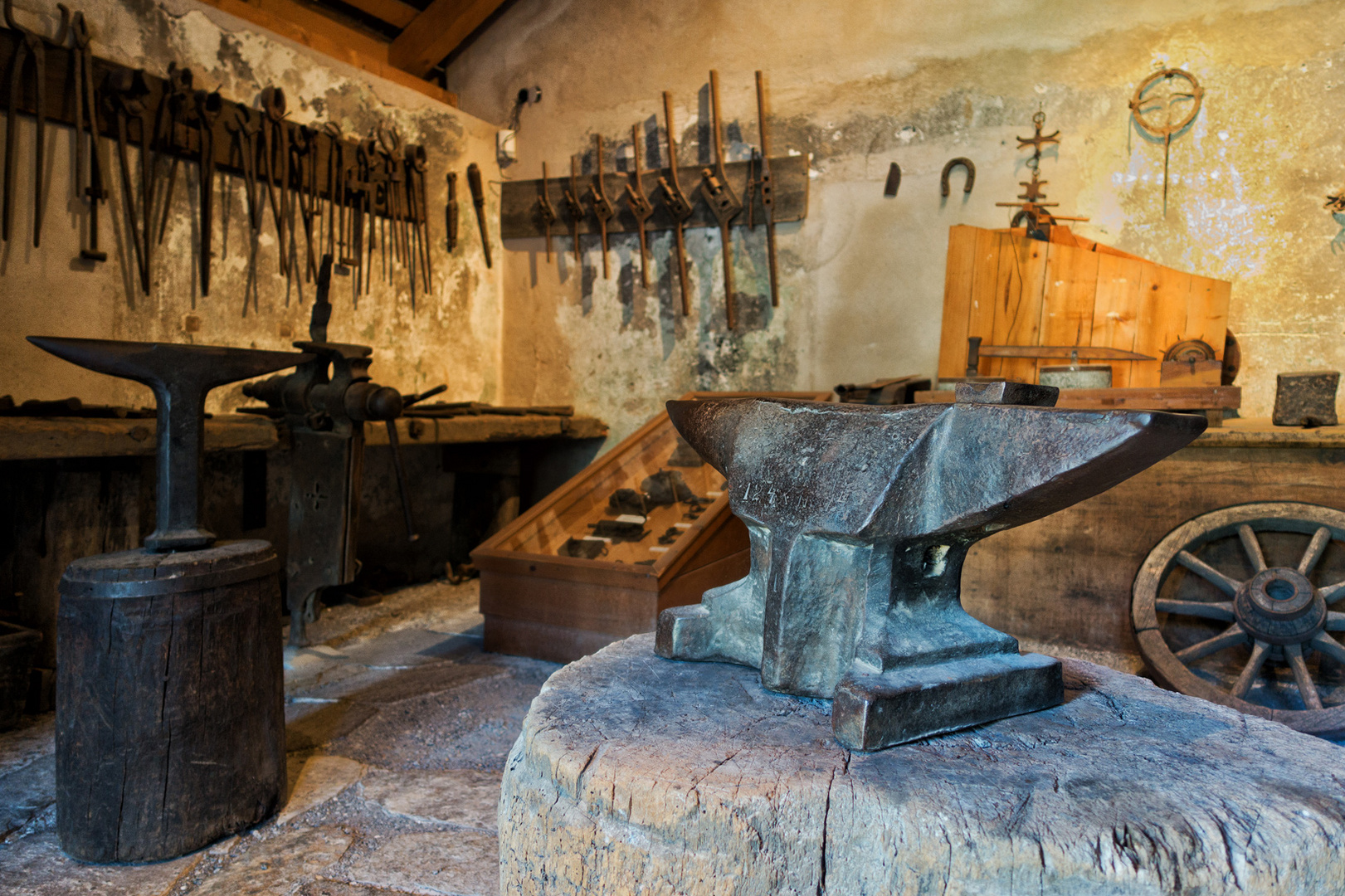 Alte Schmiede in St. Leonhard Foto & Bild | stillleben, kunst, kultur ...