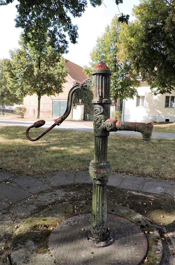 alte Wasserpumpe Foto & Bild | park, antik, stillleben Bilder auf ...