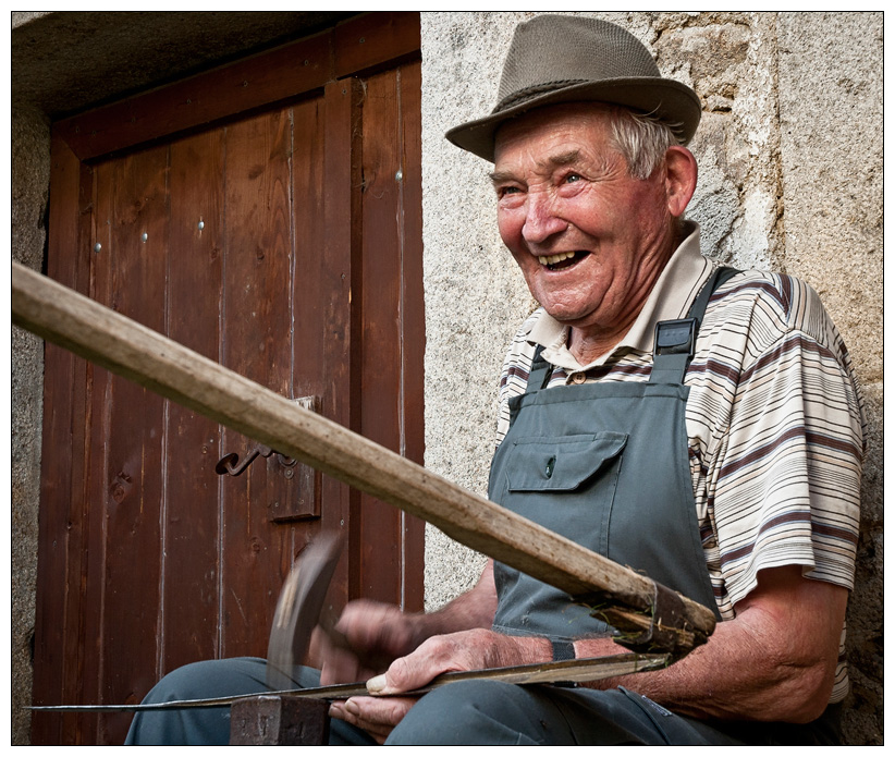 Alter Bauer beim Sensen Dengeln Foto & Bild | erwachsene, menschen bei ...