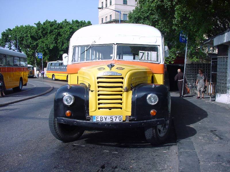 alter Bus am Busbahnhof von Valetta (Malta) Foto & Bild | autos ...
