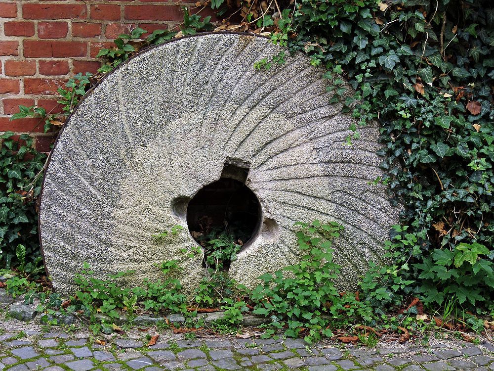 Alter Mühlstein Foto & Bild | architektur, lübecker details, motive ...