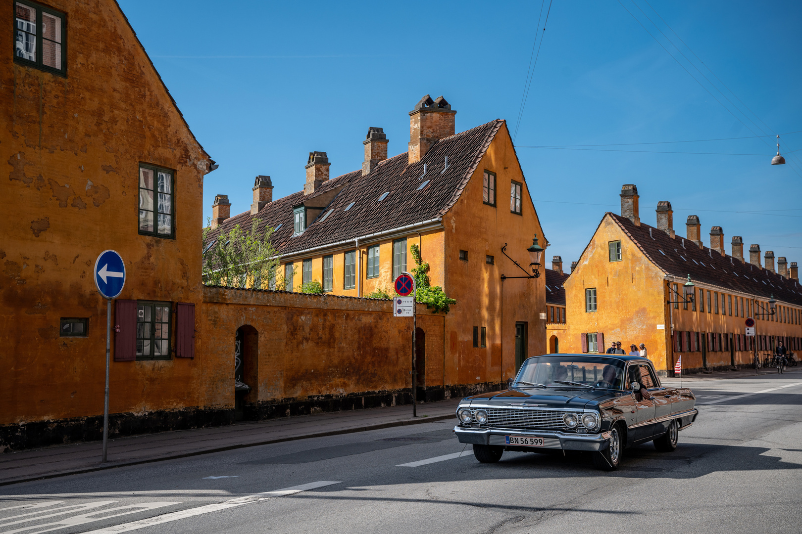Alter Straßenkreuzer vor den Häuserzeilen Nyboder Foto & Bild | europe, scandinavia, denmark ...