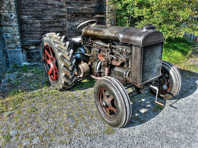 Alter Traktor Foto & Bild | industrie und technik, traktoren ...