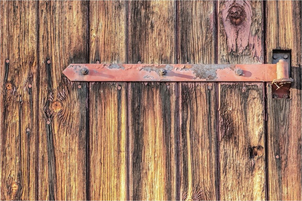 Altes Scheunentor Foto & Bild | licht, architektur, color Bilder auf ...