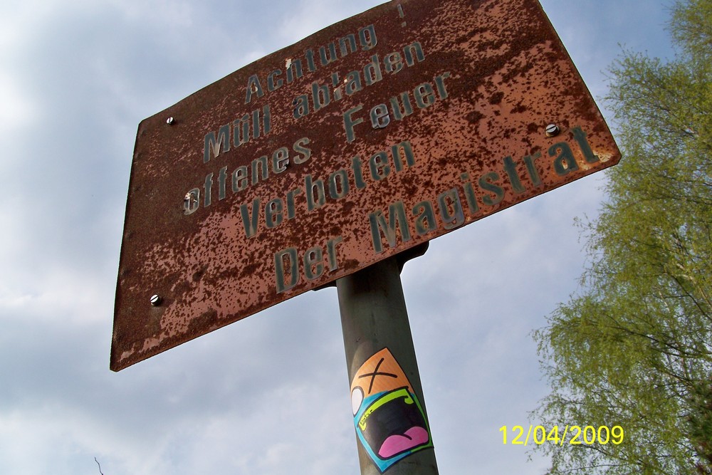 Altes Schild am Stadtrand Foto & Bild | kunstfotografie & kultur ...