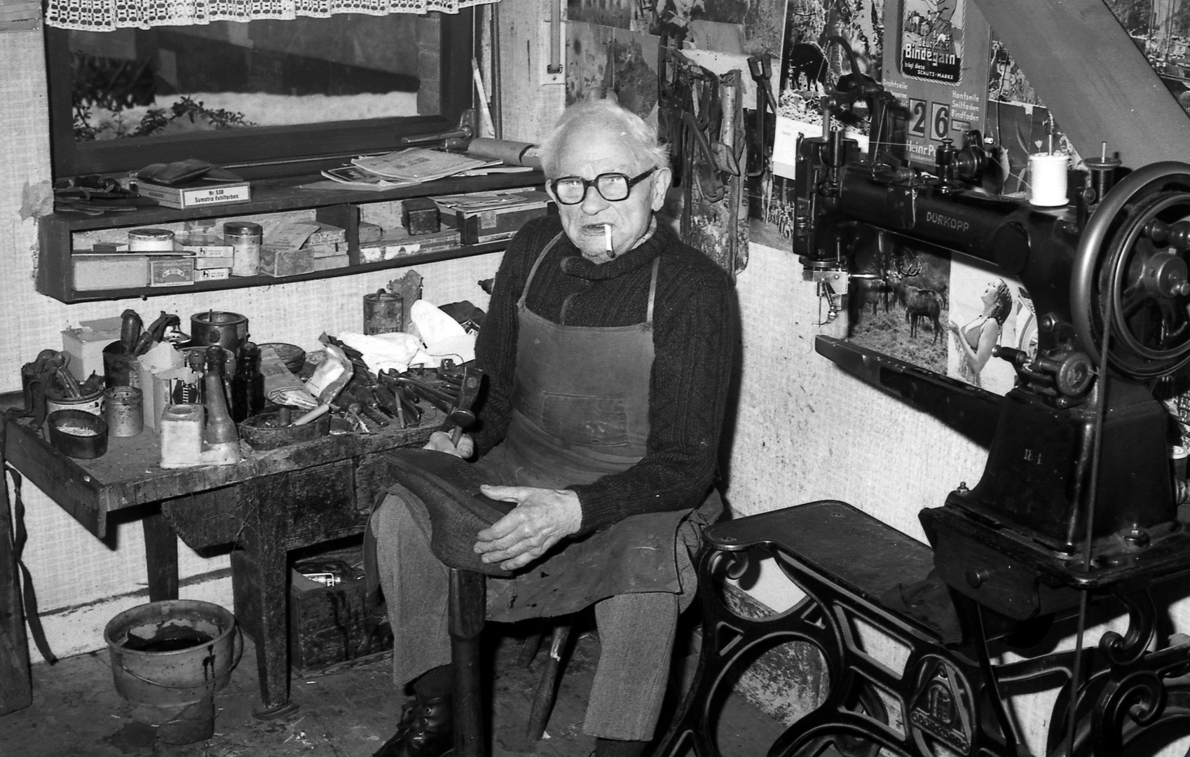 Altes Schuster- Handwerk Foto & Bild | menschen, dokumentation ...