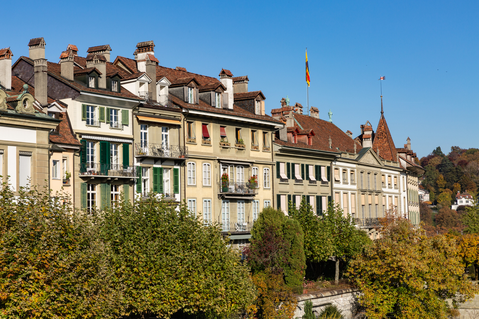 Altstadt von Bern: Häuserzeile Junkerngasse mit Gärten Foto & Bild ...