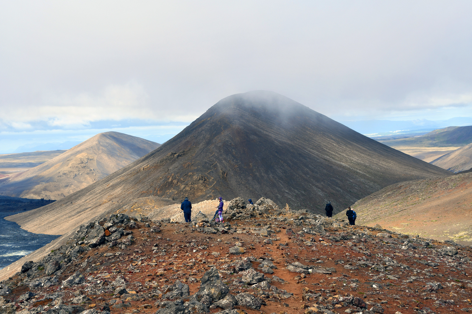 Am Aussichtspunkt zum Vulkanausbruch im Geldingadalur Foto & Bild ...