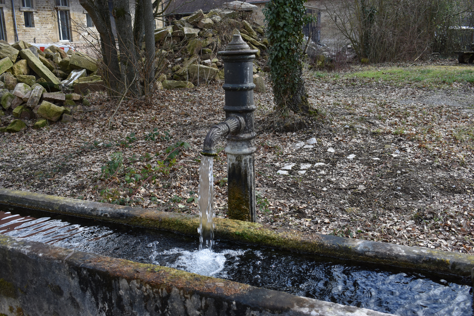 Am Brunnen , der Trog ist voll Foto & Bild | sonstiges, outdoor, wasser ...