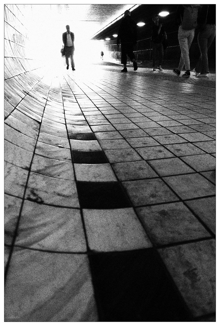 Am Ende ist immer das Licht Foto & Bild | streetfotografie mit menschen, fotokunst, monochrome ...