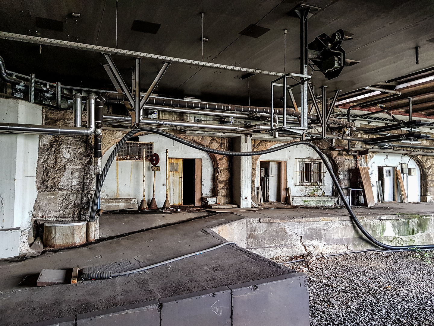 am Ende von Gleis 14 Foto & Bild | architektur, bahnhöfe & gleise ...