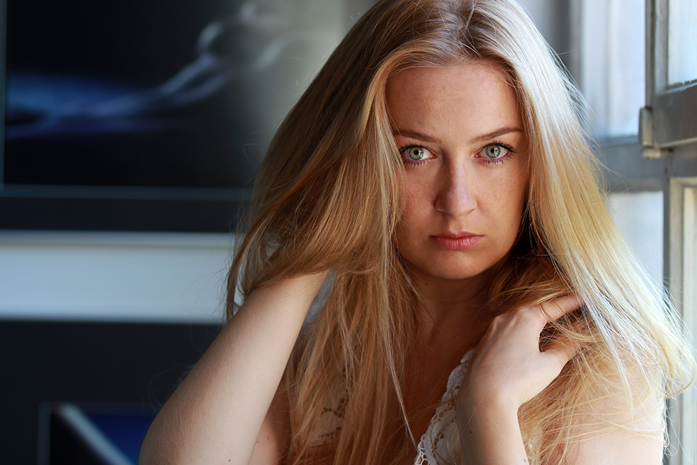 Am Fenster mit Milena Foto & Bild | indoor, available light, portrait Bilder auf fotocommunity