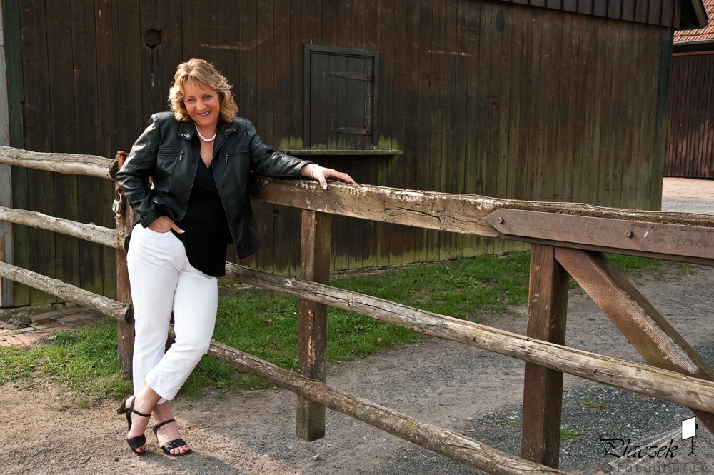 Am Gatter Foto & Bild | portrait, portrait frauen, outdoor Bilder auf ...