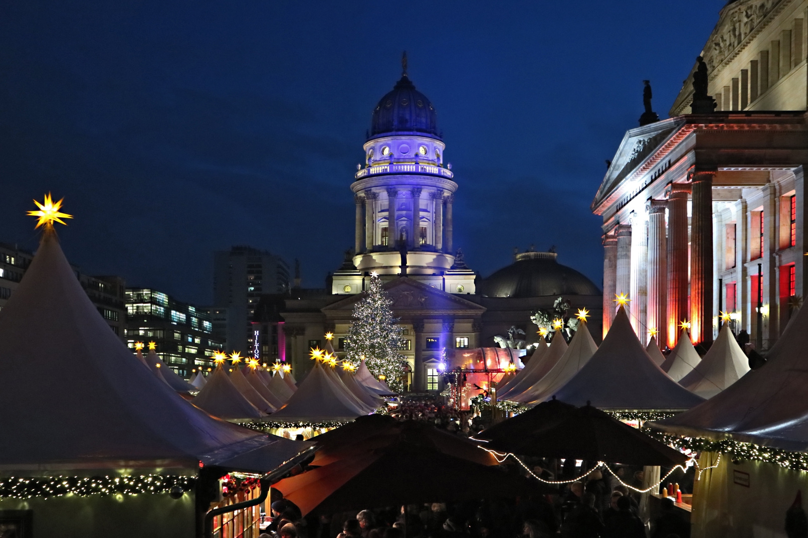 Am Gendarmenmarkt Foto & Bild | nacht, berlin, weihnachtsmarkt Bilder ...