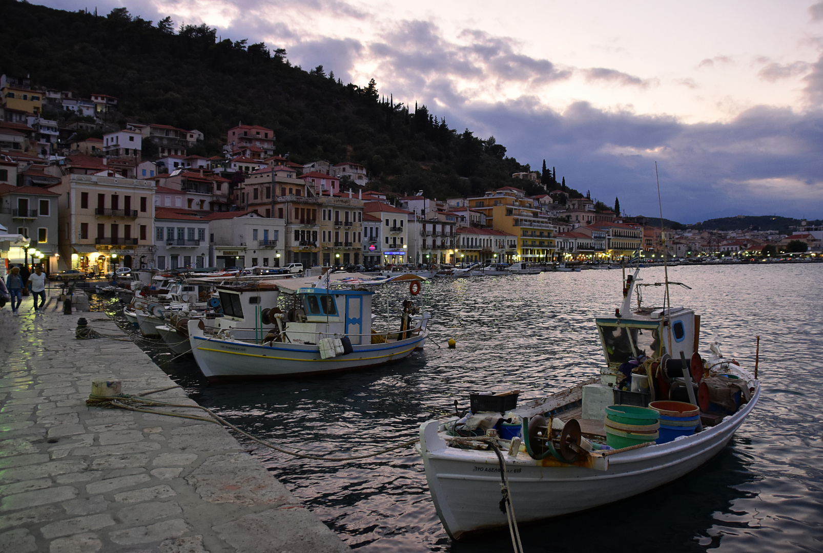 Am Hafen von Gythio Foto & Bild | hafen, griechenland, architektur ...