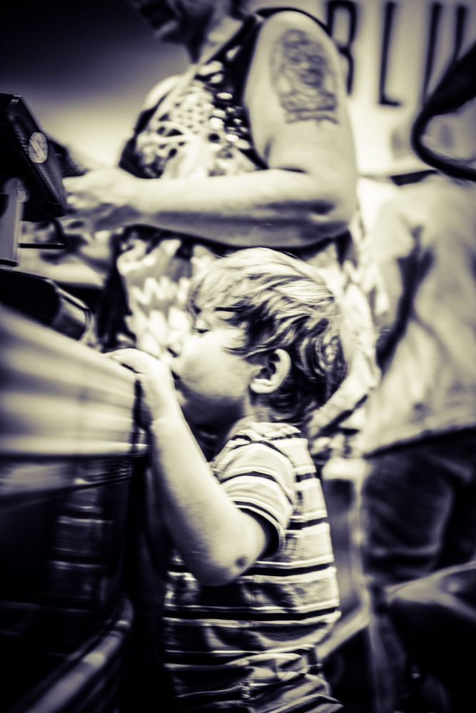 Am laufenden Band Foto & Bild | erwachsene menschen, streetfotografie mit menschen, kinder und ...