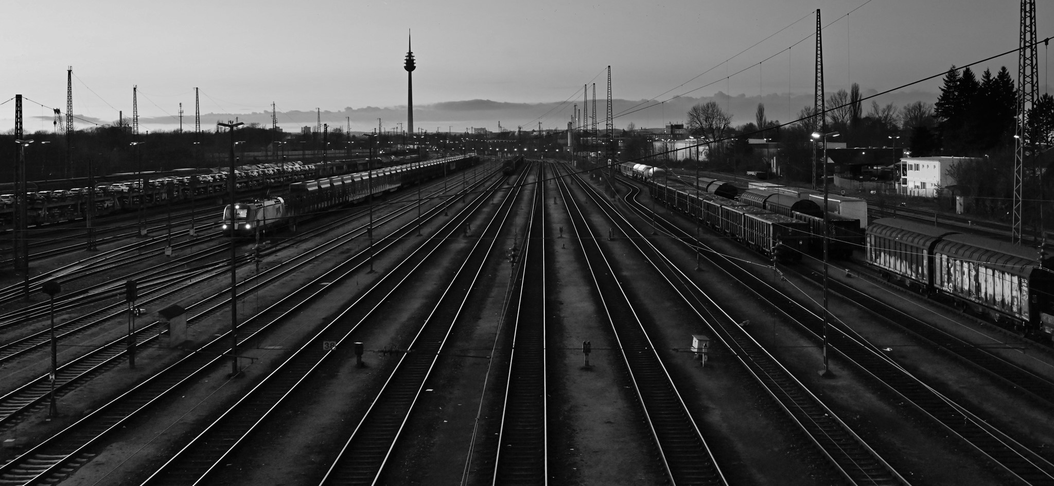 Am Rangierbahnhof Foto & Bild | projekte, monochrom, bearbeitungs - techniken Bilder auf ...