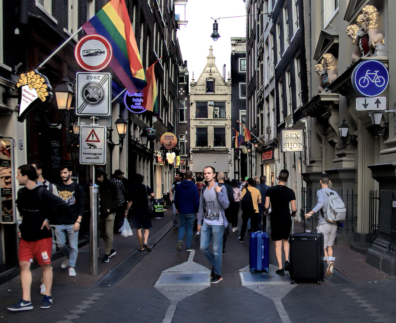 Amsterdamer Durchblick ..... Foto & Bild | europe, benelux, streetfotografie mit menschen Bilder ...