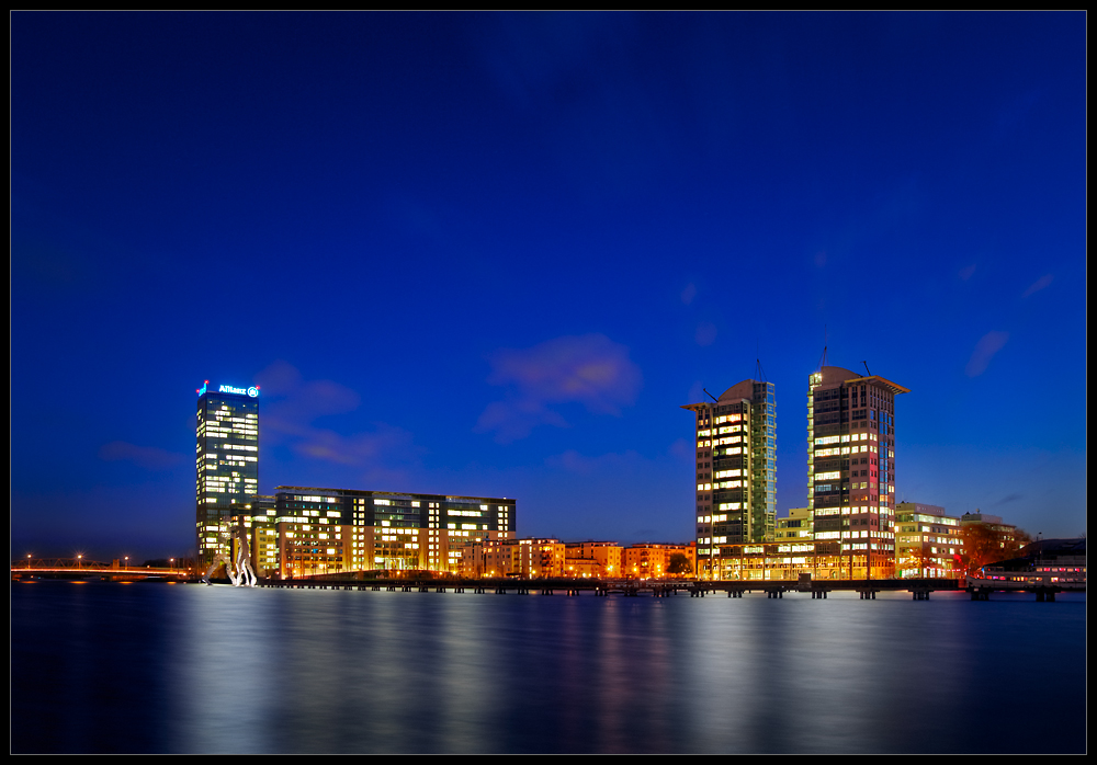 An den Treptowers #2 Foto & Bild | architektur, architektur bei nacht ...