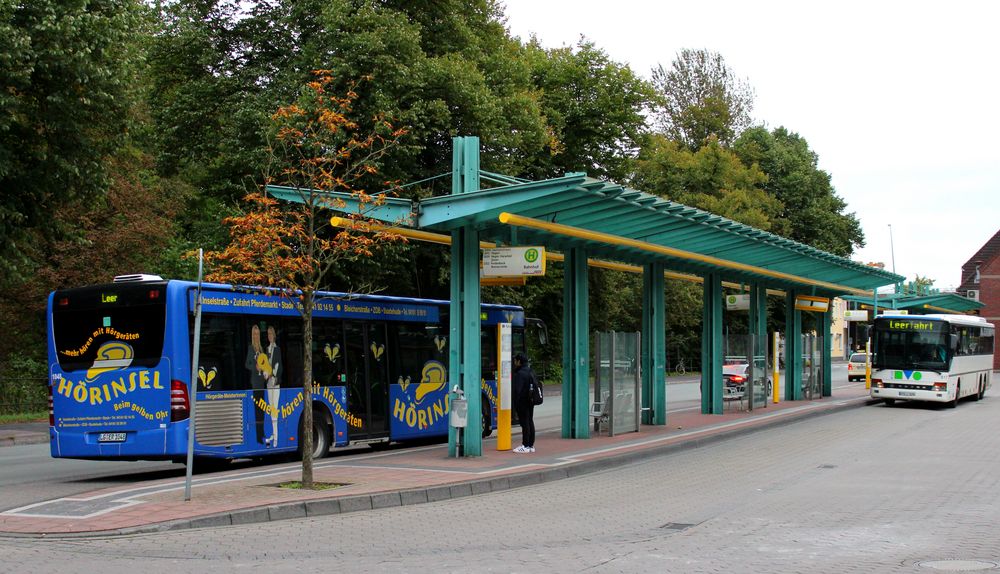 An der Bushaltestelle Foto & Bild | dokumentation, outdoor, baum Bilder ...