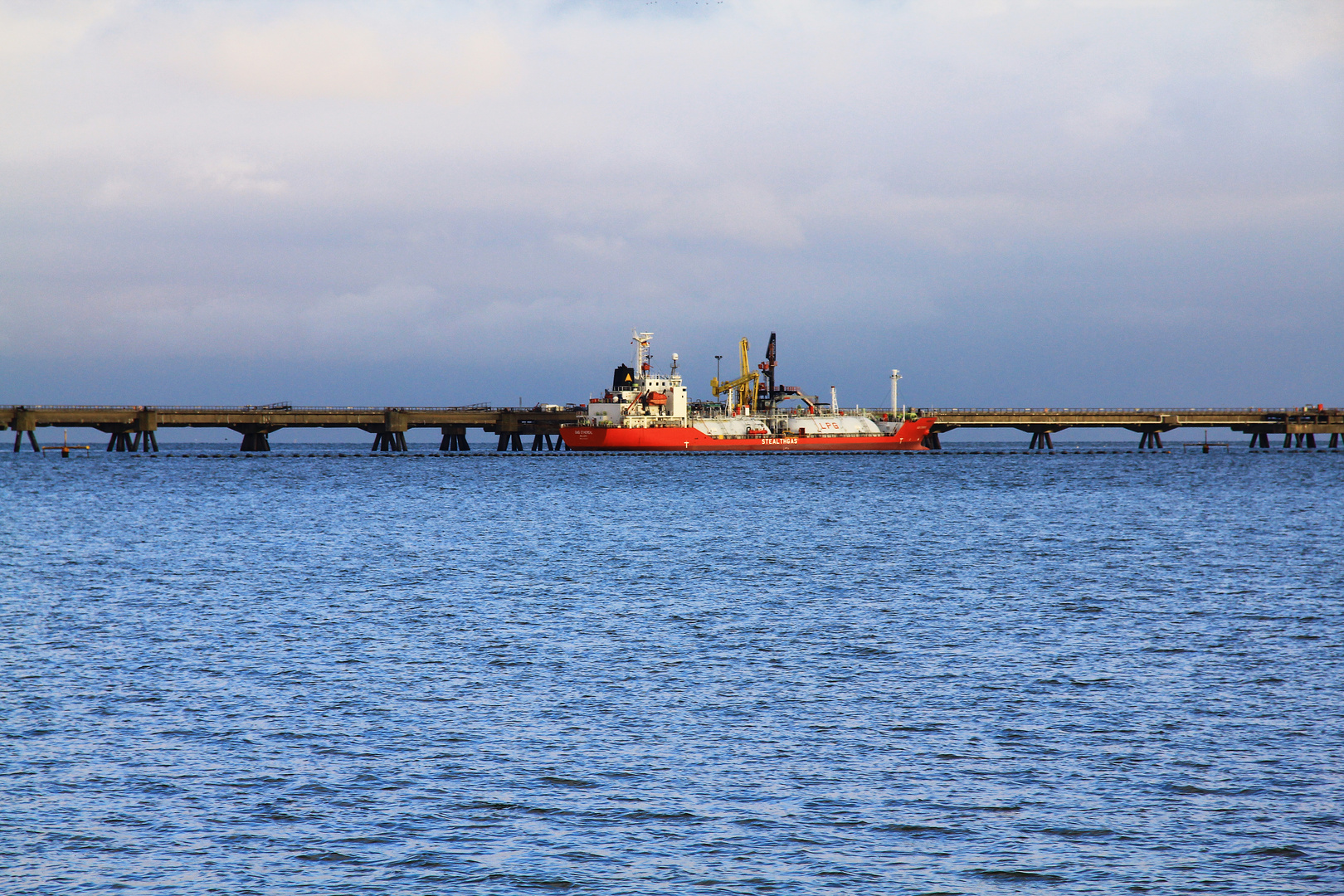 An der Löschbrücke.Ein Gastanker Foto & Bild | verkehr, technik, motive ...
