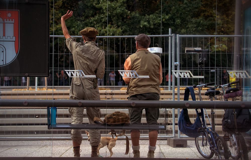 An der Rennstrecke Foto & Bild | erwachsene menschen, alltagsereignisse, menschen in der ...