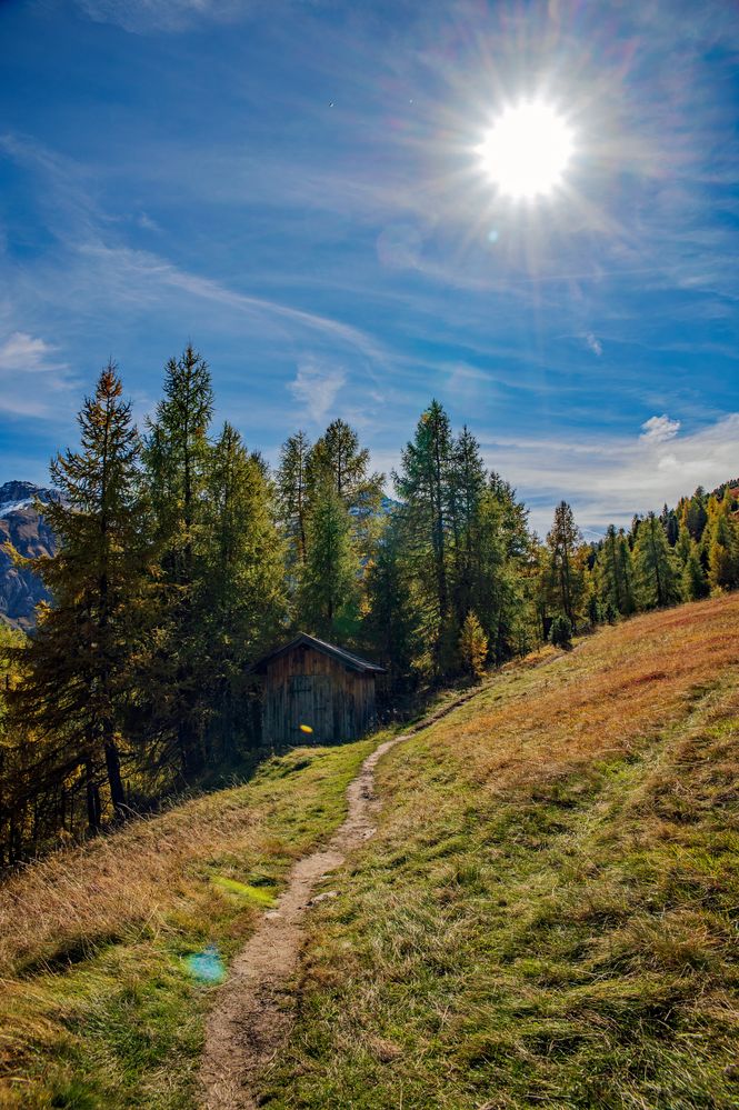 An einem Weg stehen so manche Dinge Foto & Bild | landschaft, wege und ...