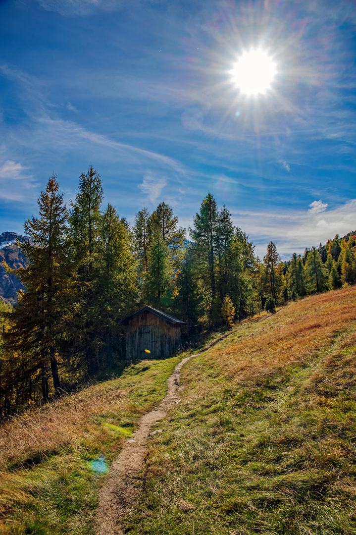 An einem Weg stehen so manche Dinge Foto & Bild | landschaft, wege und ...