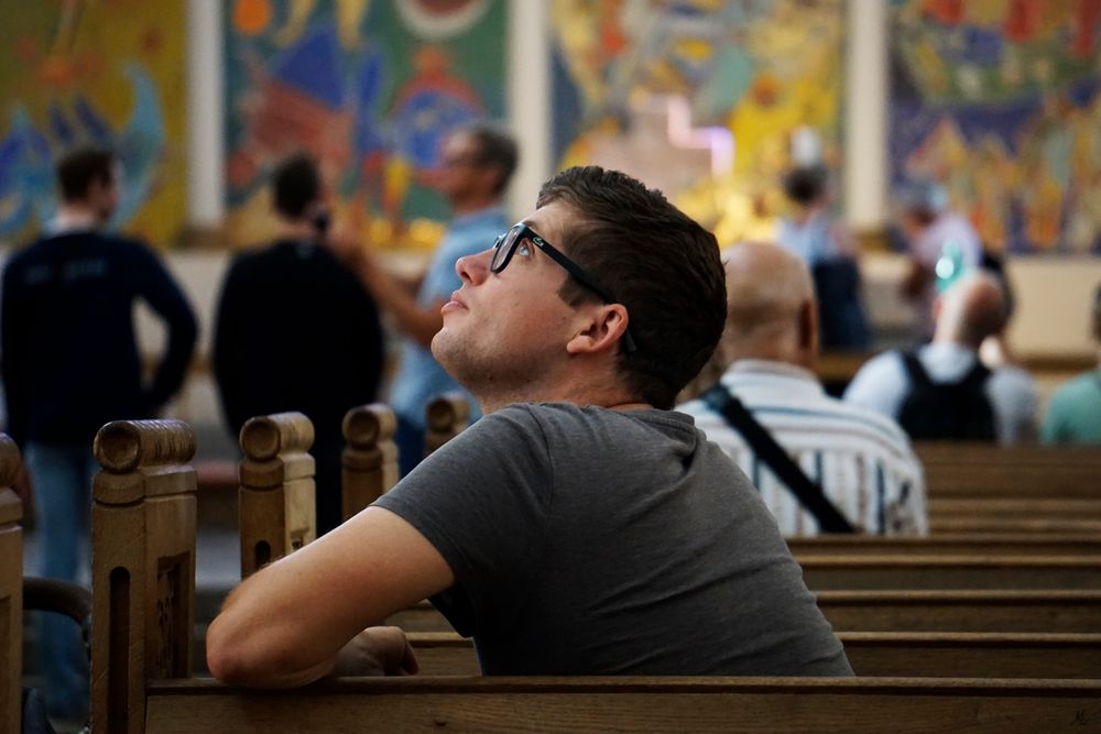 Andächtig Foto & Bild | erwachsene menschen, streetfotografie mit menschen, kommunikation ...