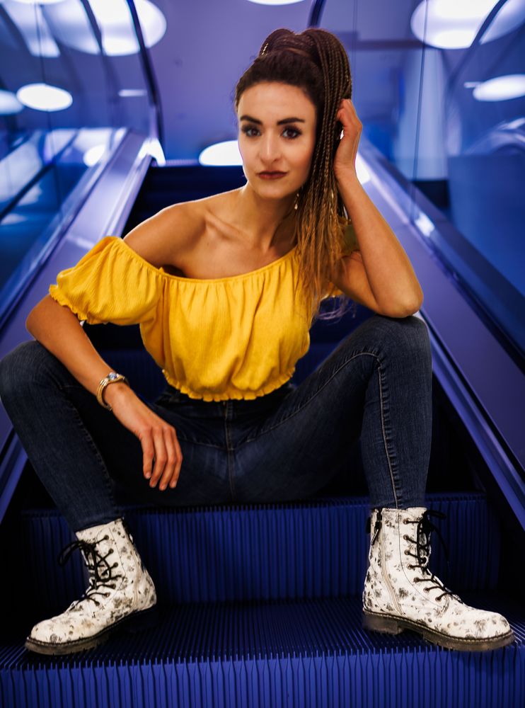 Anja im Farbkontrast Foto & Bild | erwachsene menschen, portrait, portrait frauen Bilder auf ...