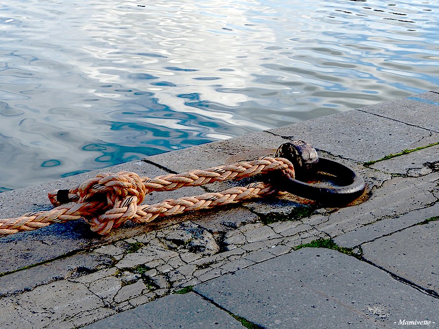 Anneau d' amarrage sur le quai photo et image | paysages, nature Images ...