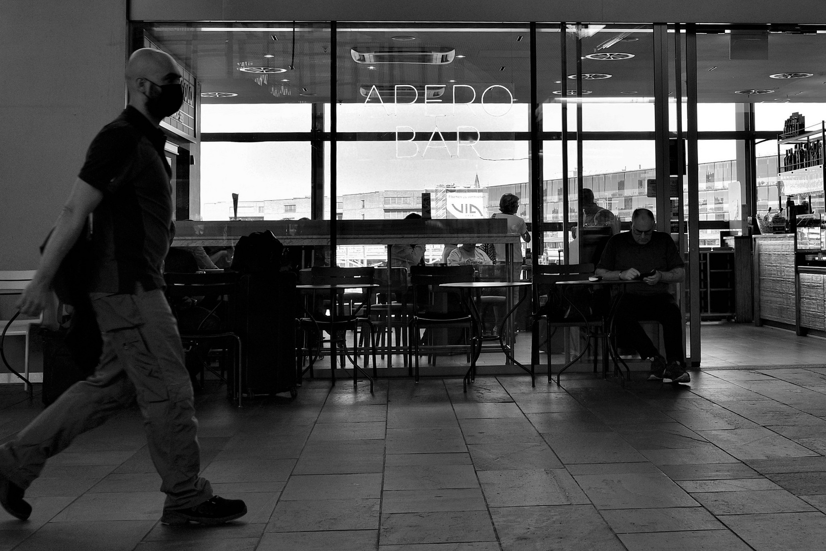 Apero Bar Foto & Bild | bw, people, street Bilder auf fotocommunity