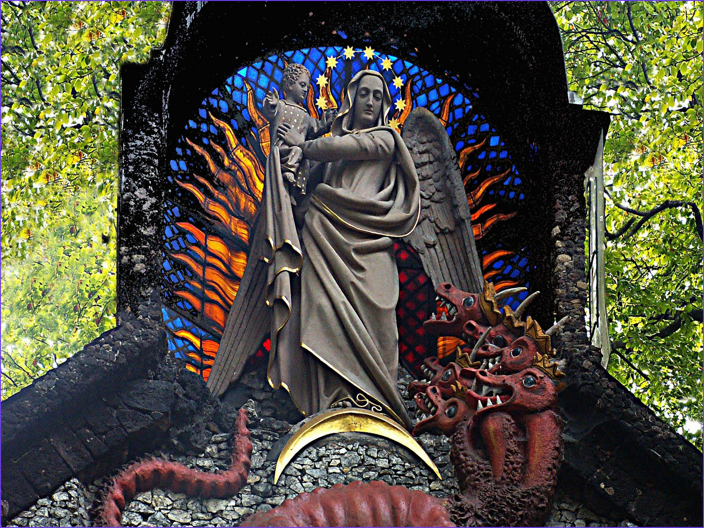 Apokalyptisches Weib (Maria mit Jesuskind) von 7 Drachen bedroht Foto ...