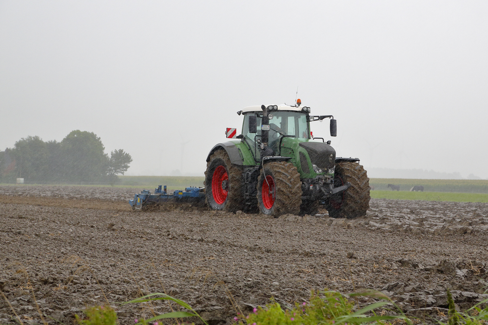 Arbeiten auf dem Acker auch bei Starkregen Foto & Bild | regen, natur ... Arbeiten auf dem Acker auch bei Starkregen Foto & Bild | regen, natur ...
