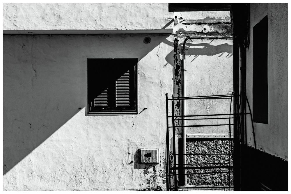 Architektonisches Durcheinander mit ecklaufendem Schatten (b-w) Foto ...