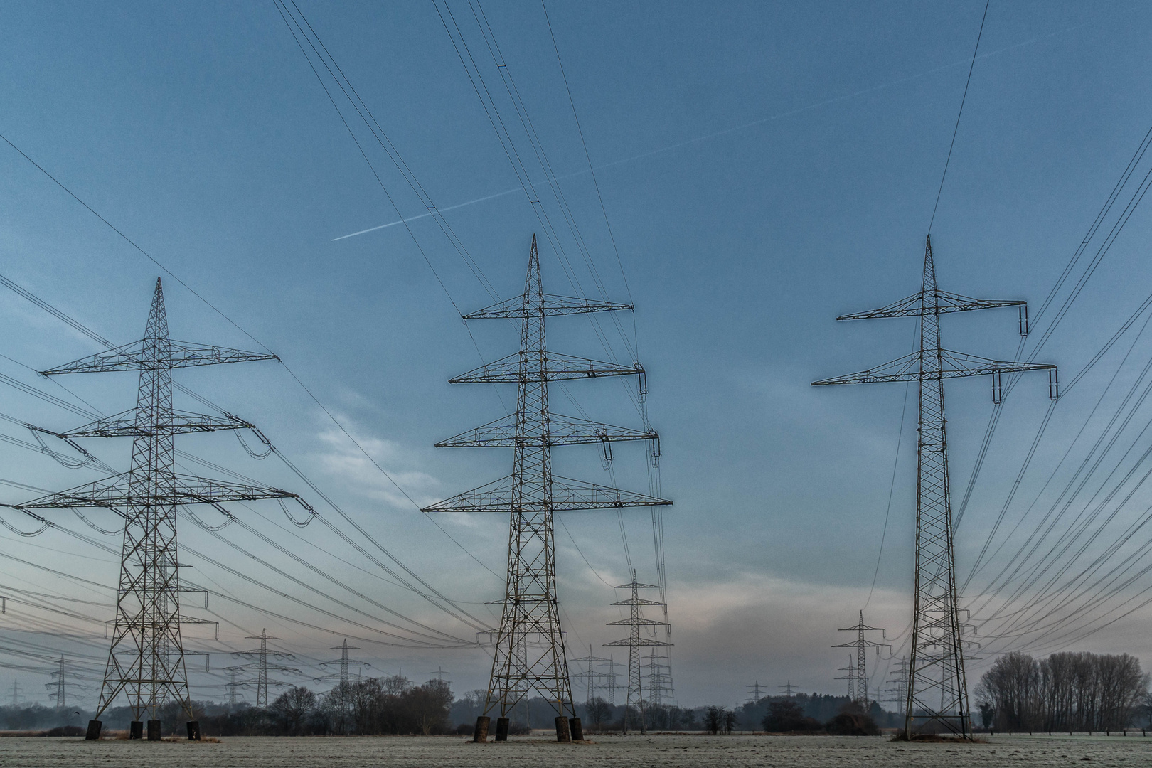 Armee der Strom Masten Foto & Bild | industrie und technik ...