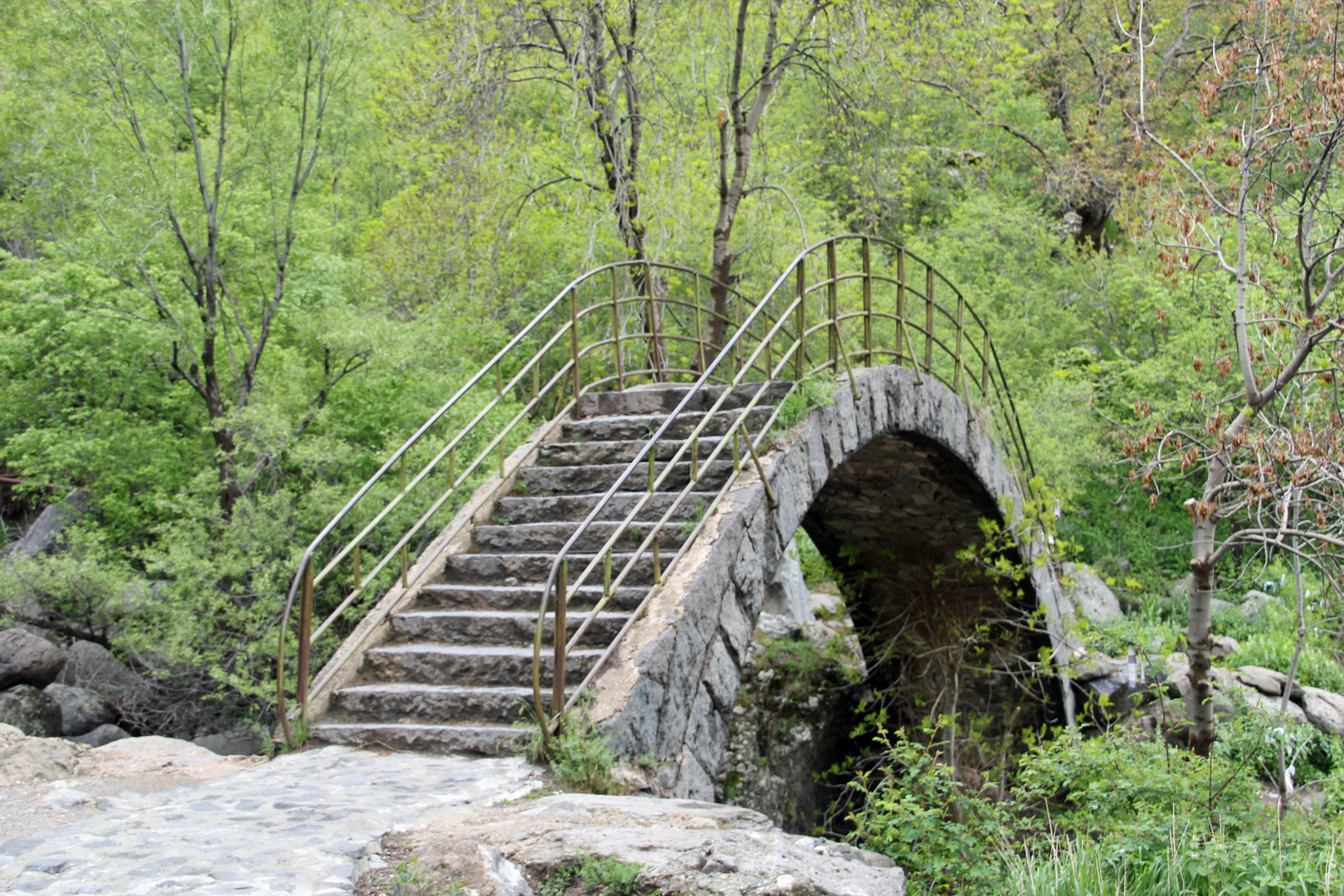 Armenien: Brücke über einen Gebirgsbach Foto & Bild | architektur, straßen & brücken ...