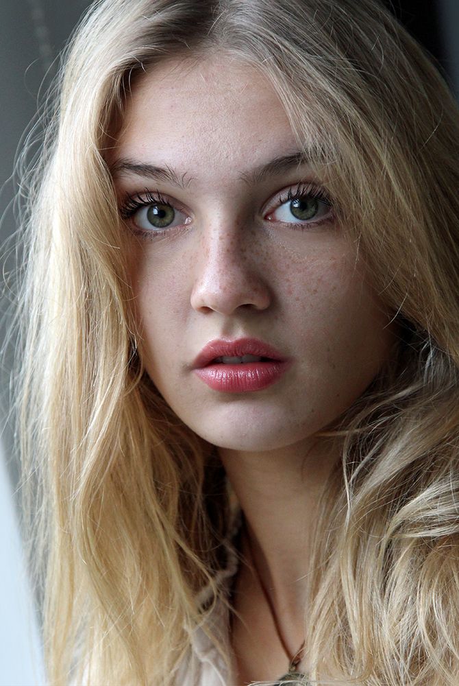 Arseniya - a seductive look Foto & Bild | indoor, available light ...